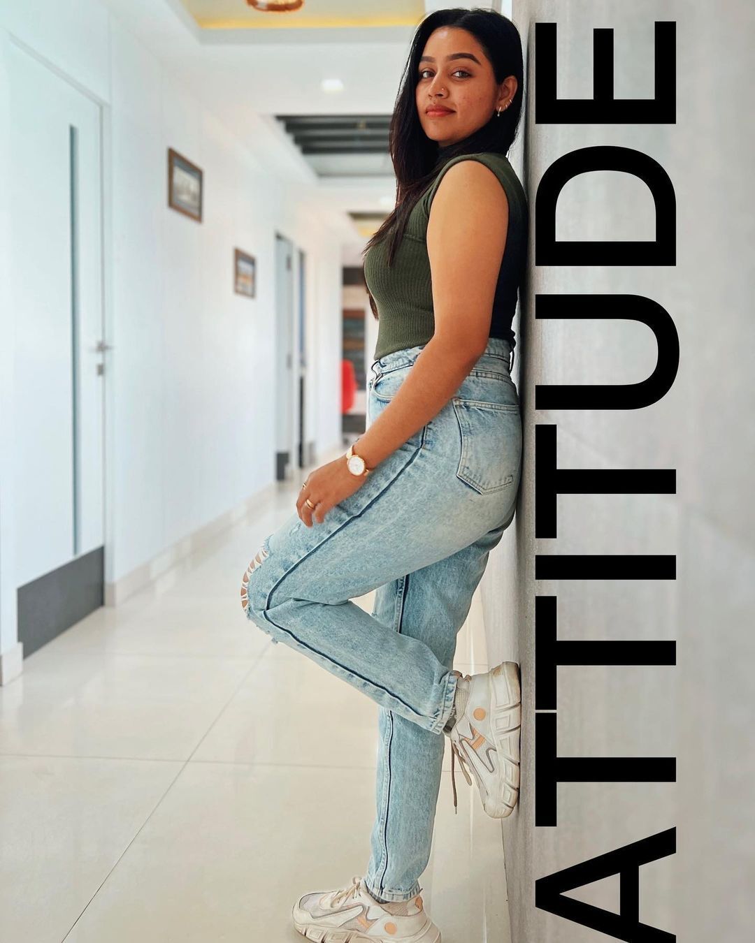 PHOTOS : ஸ்லீவ்லேஸ் டி-ஷர்டில்.. சைடு போஸில் சொக்கவைக்கும் சீரியல் ...