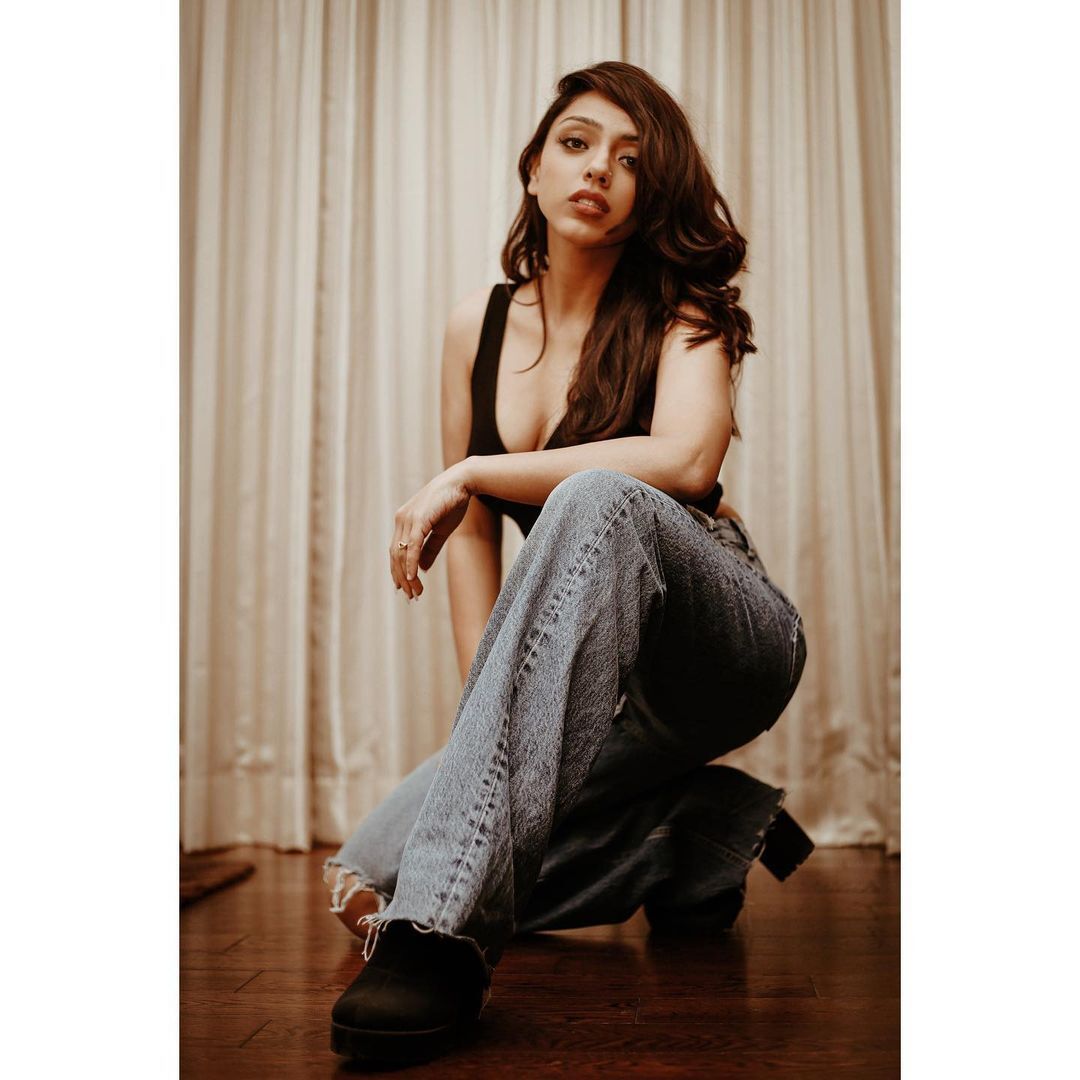 photos : டைட் கவுனில் ஸ்டன்னிங் போஸில் தேவயாணி சர்மா.. கலக்கலான ...