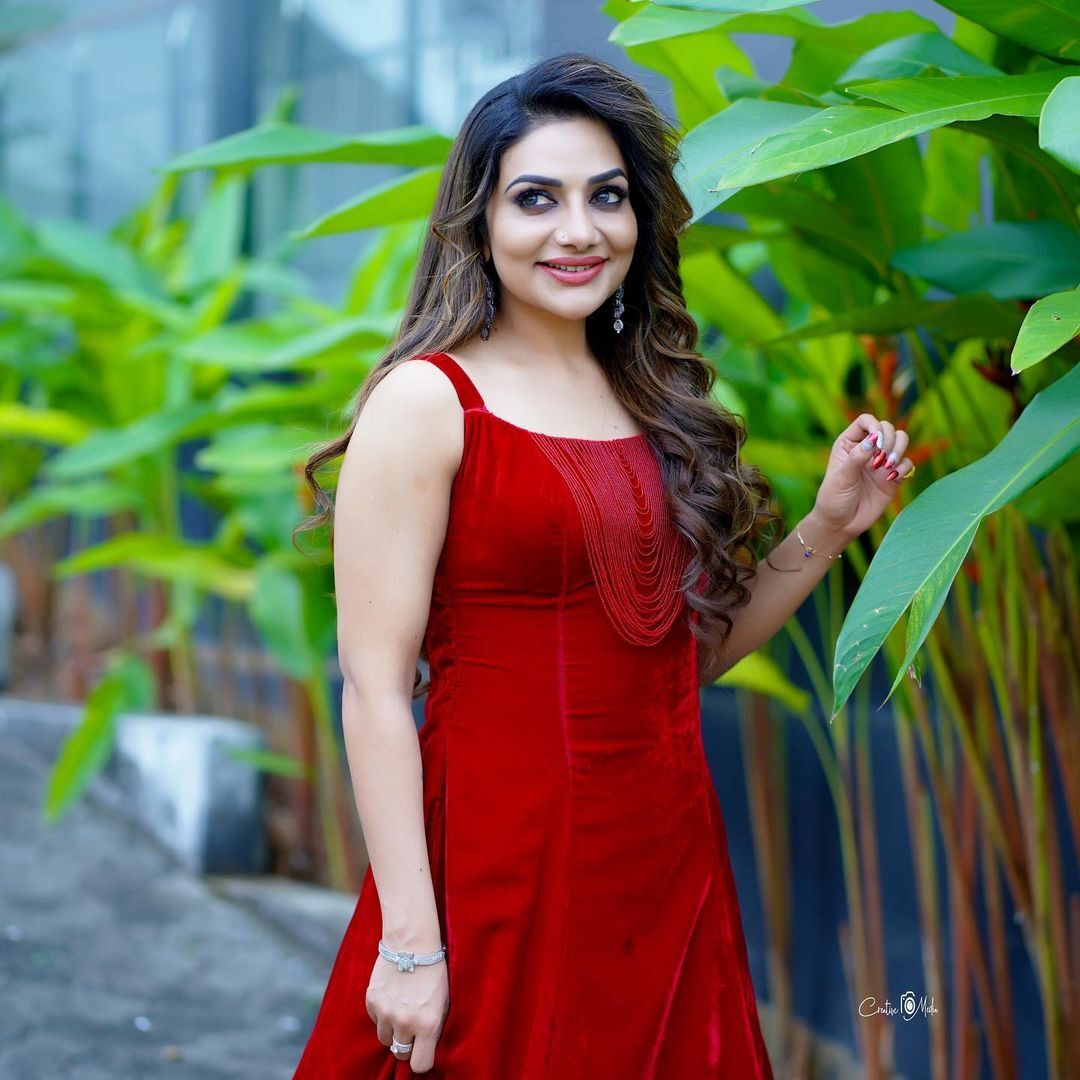 Rimi Tomy's Stylish Makeover in Red Colour Outfit Goes Viral on Social ...