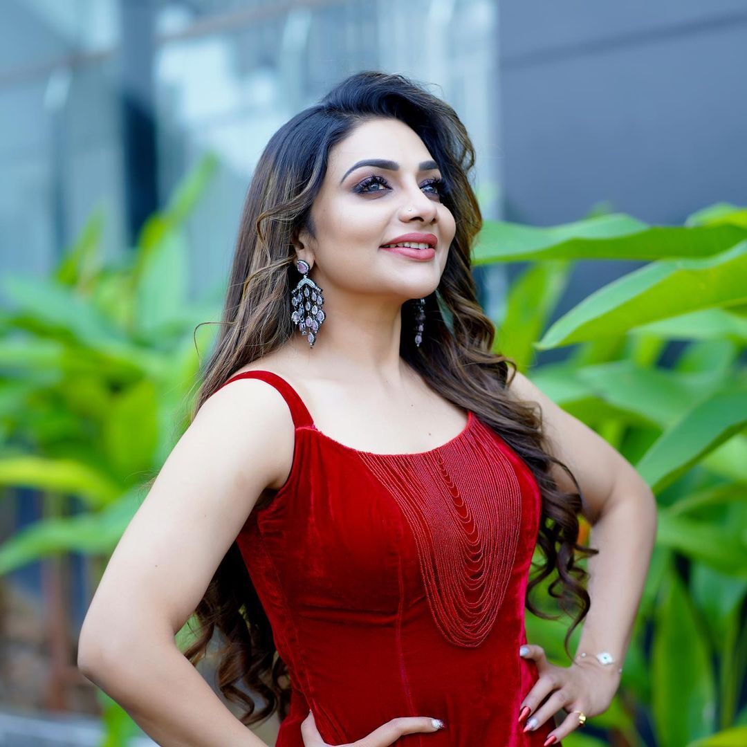 Rimi Tomy's Stylish Makeover in Red Colour Outfit Goes Viral on Social ...