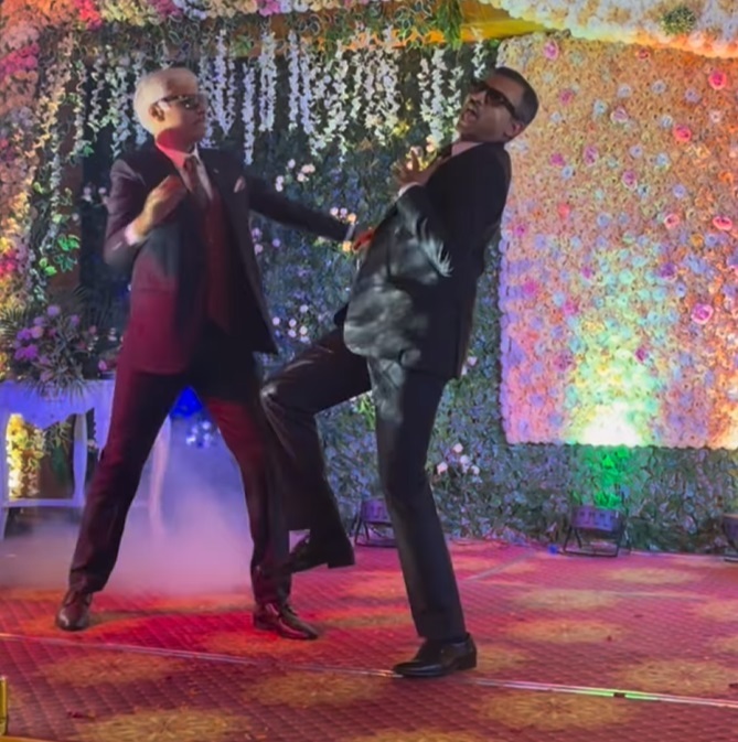 'बड़े मियां छोटे मियां' गाने पर 2 अंकलों ने किया धमाकेदार डांस, याद आ ...