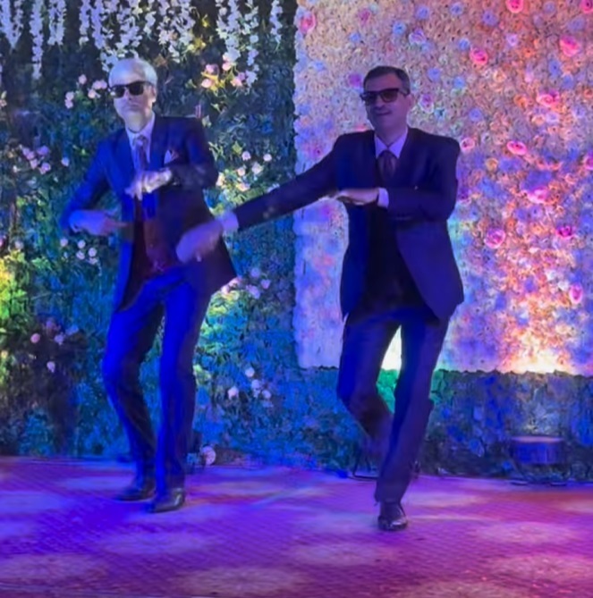 'बड़े मियां छोटे मियां' गाने पर 2 अंकलों ने किया धमाकेदार डांस, याद आ ...