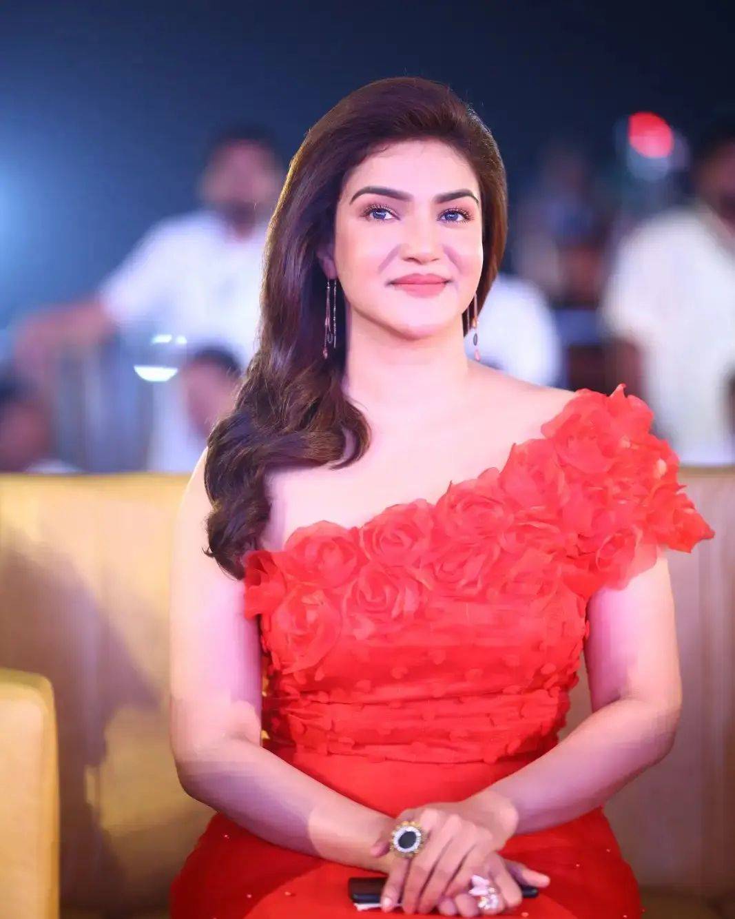 | Veera Simha Reddy Fame Honey Rose's Stunning Makeover in Saree Goes ...