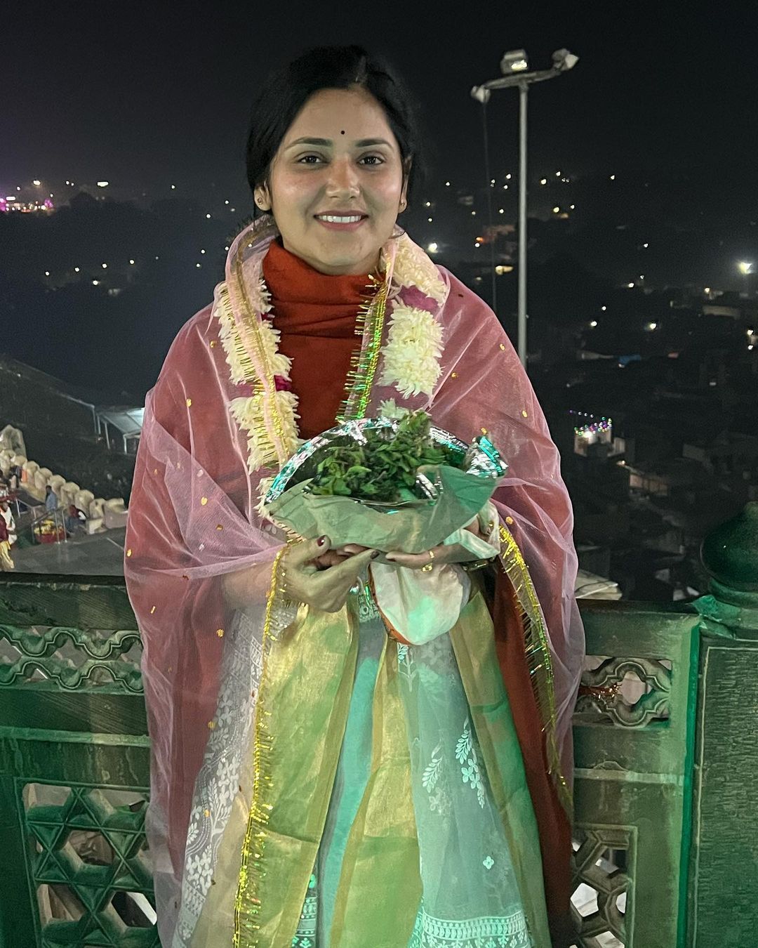 खूबसूरती में जया किशोरी से कम नहीं हैं कथावाचक निधी, 7 साल की उम्र में ही कंठस्‍थ हो गई थी ...