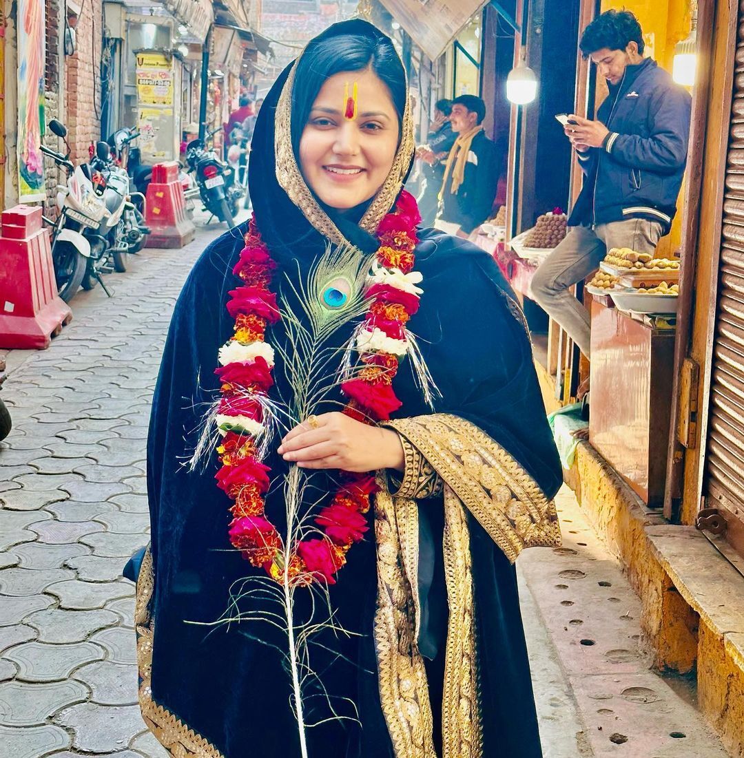 खूबसूरती में जया किशोरी से कम नहीं हैं कथावाचक निधी, 7 साल की उम्र में ...