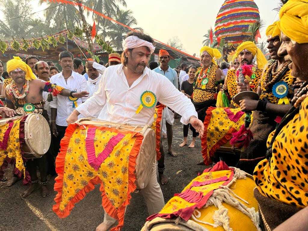 ದ್ಯಾಮವ್ವ ದೇವಿ ರಥೋತ್ಸವದಲ್ಲಿ ಡೊಳ್ಳು ಬಾರಿಸಿದ ಮಧು ಬಂಗಾರಪ್ಪ | Madhu ...