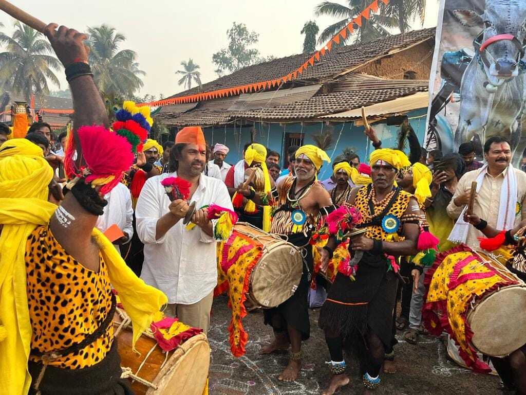ದ್ಯಾಮವ್ವ ದೇವಿ ರಥೋತ್ಸವದಲ್ಲಿ ಡೊಳ್ಳು ಬಾರಿಸಿದ ಮಧು ಬಂಗಾರಪ್ಪ | Madhu ...