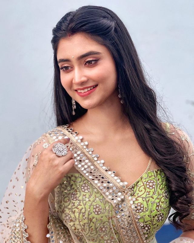 চুড়িদারের সঙ্গে অল্প মেকাপে নিজেকে আরও সুন্দর করে তুলেছেন অঙ্কিতা ...