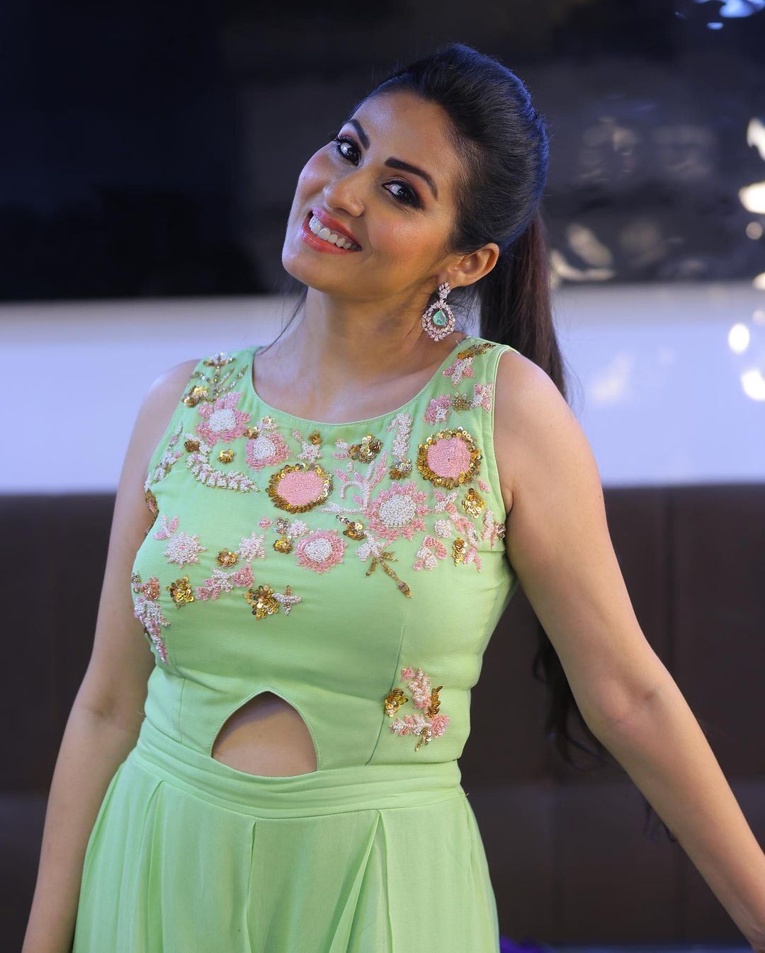 చీకట్లో మెరుపులు.. సొగసులతో కనువిందు చేస్తున్న సదా. | Actress Sadha is ...