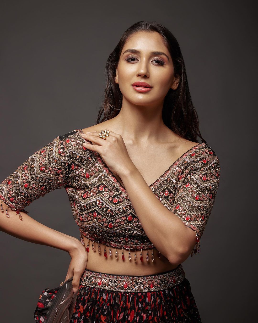 కవ్వించే అందాలతో కట్టిపడేస్తున్న వయ్యారాల సుందరి నికితా దత్తా ...