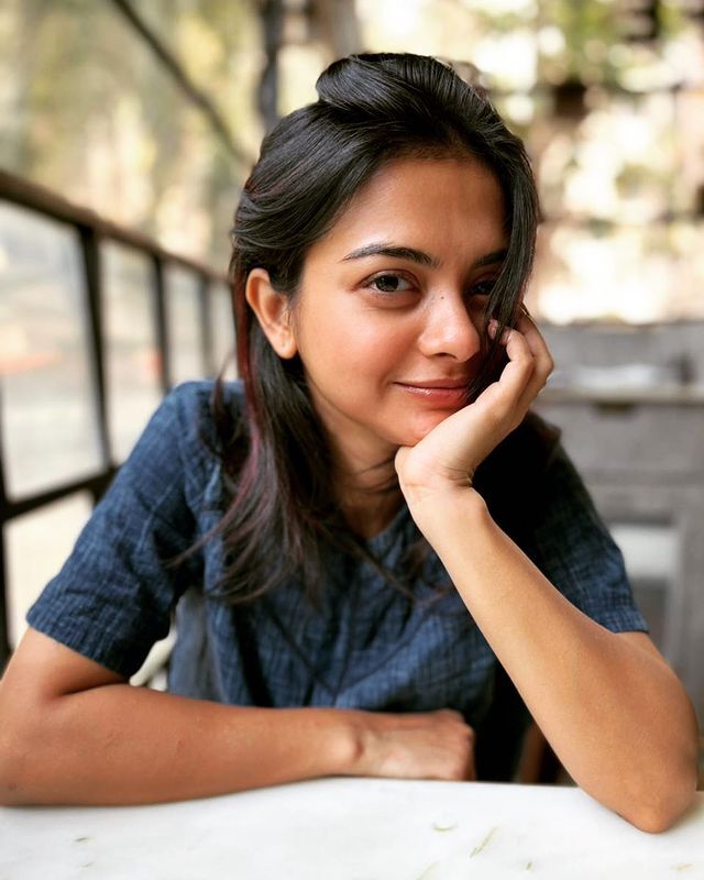 ক্যাজুয়াল লুকেও সুন্দর লাগছে টেলি অভিনেত্রী শোলাঙ্কিকে, দেখুন ছবি ...