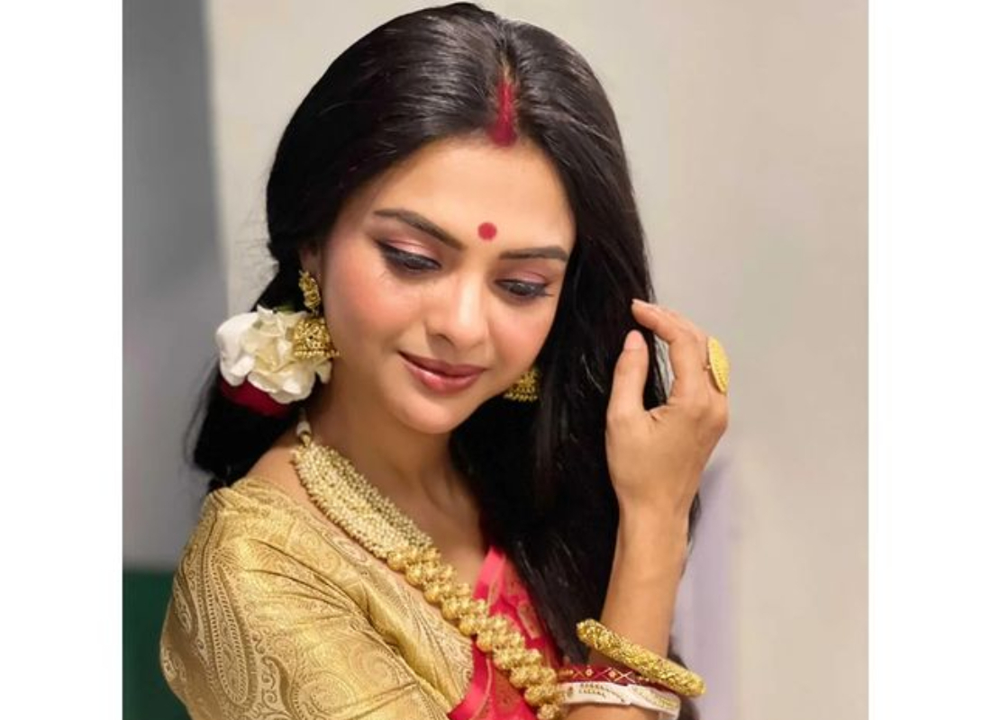 ক্যাজুয়াল লুকেও সুন্দর লাগছে টেলি অভিনেত্রী শোলাঙ্কিকে, দেখুন ছবি ...