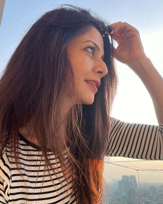 চকোলেট রঙের শর্ট পোশাকে টোনড পা ফ্ল্যান্ট করছেন টলি ডিভা কোয়েল | See ...