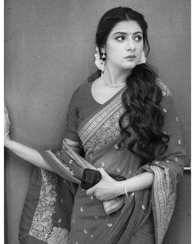 শাড়িতে গ্ল্যামারাস হয়ে উঠেছেন খেলাঘর খ্যাত অভিনেত্রী, দেখুন স্বীকৃতির ...