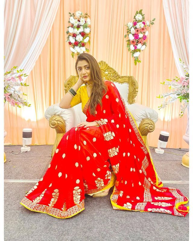শাড়িতে গ্ল্যামারাস হয়ে উঠেছেন খেলাঘর খ্যাত অভিনেত্রী, দেখুন স্বীকৃতির ...