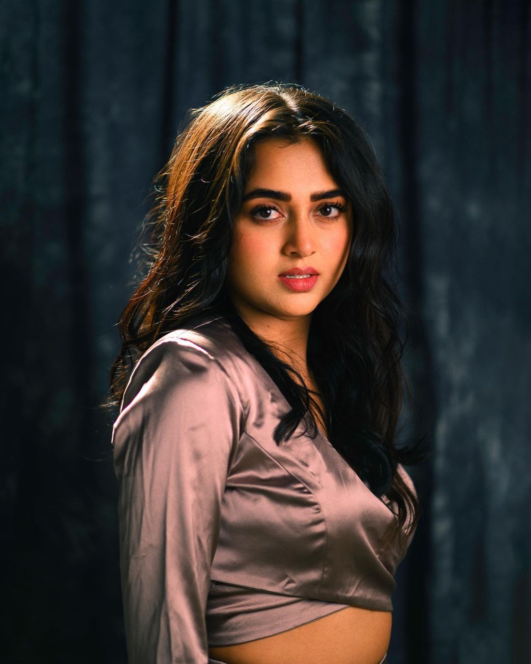 స్టన్నింగ్ లుక్స్‌తో హీటెక్కిస్తున్న తేజస్వి ప్రకాష్.. బ్యూటీ తెగ ...