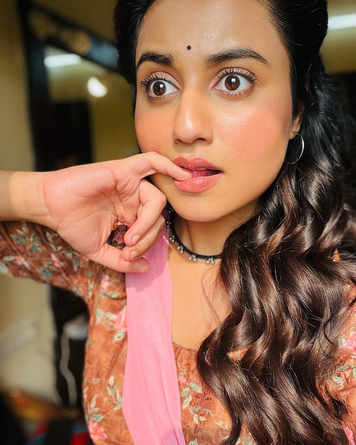 গোলাপি ক্রপ টপে মোহময়ী হয়ে উঠেছেন স্বস্তিকা, গ্ল্যামার দেখে পাগল ...