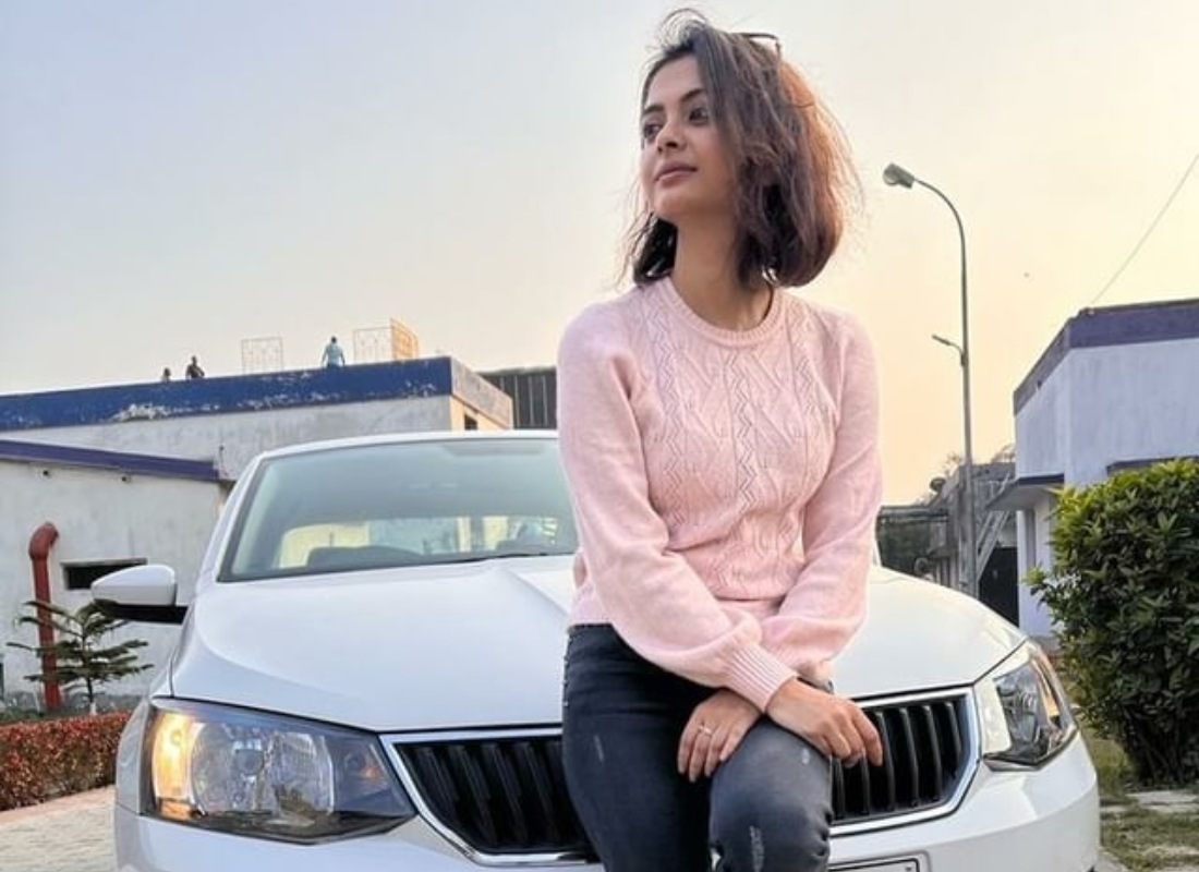 সাদা পোশাকে মোহময়ী লাগছে শোলাঙ্কিকে, মিষ্টি হাসি দেখে অবাক অনুগামীরা ...