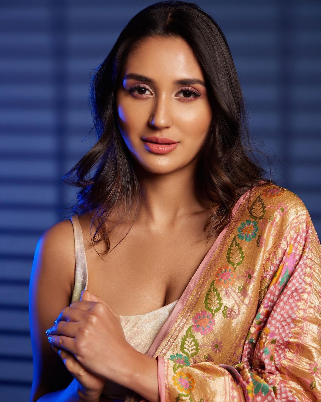 నికితా దత్తా సోకుల విందు.. చూపులతోనే మైకం తెప్పిస్తున్న బ్యూటీ..! | Nikita Dutta is turning guys ...