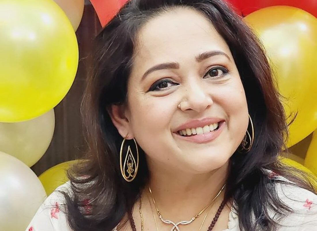 জন্মদিনে ফুরফুরে মেজাজে অপরাজিতা, পরিবারকে সঙ্গে নিয়ে কাটলেন কেক ...