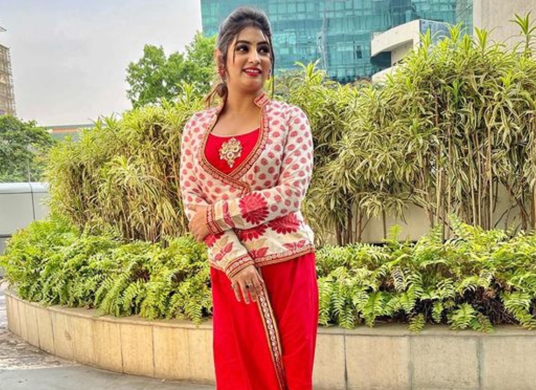 শাড়ি ব্লাউজ ছেড়ে শর্ট পোশাকে ক্যামেরা বন্দি হলেন কৃষ্ণকলি খ্যাত ...