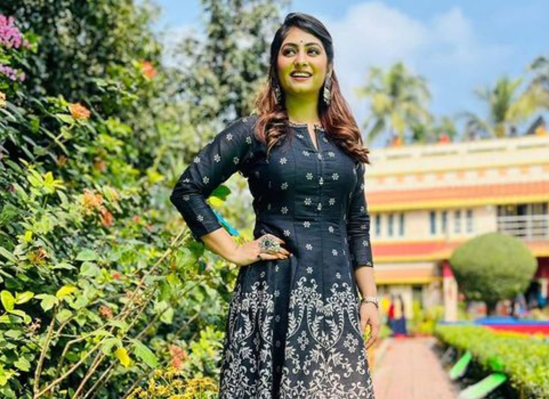 শাড়ি ব্লাউজ ছেড়ে শর্ট পোশাকে ক্যামেরা বন্দি হলেন কৃষ্ণকলি খ্যাত ...