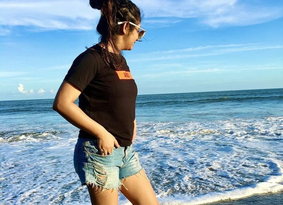 শাড়ি ব্লাউজ ছেড়ে শর্ট পোশাকে ক্যামেরা বন্দি হলেন কৃষ্ণকলি খ্যাত ...