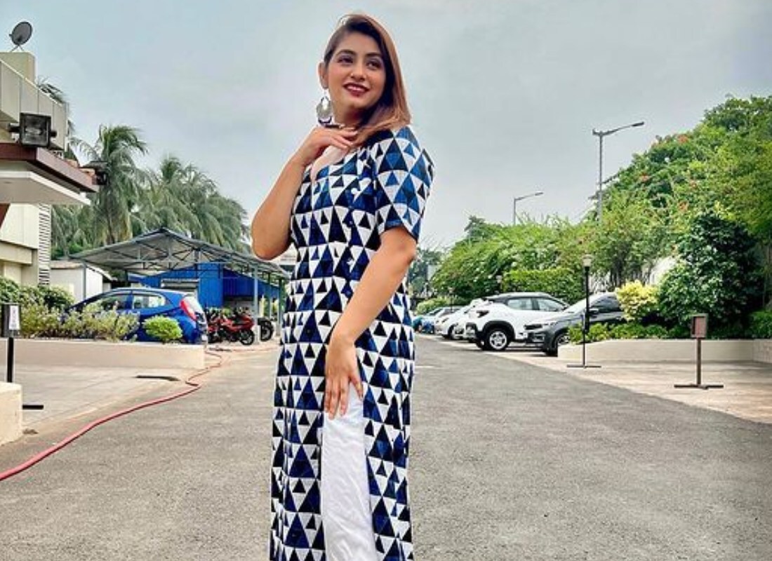 শাড়ি ব্লাউজ ছেড়ে শর্ট পোশাকে ক্যামেরা বন্দি হলেন কৃষ্ণকলি খ্যাত ...