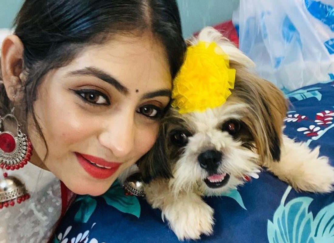 শাড়ি ব্লাউজ ছেড়ে শর্ট পোশাকে ক্যামেরা বন্দি হলেন কৃষ্ণকলি খ্যাত ...