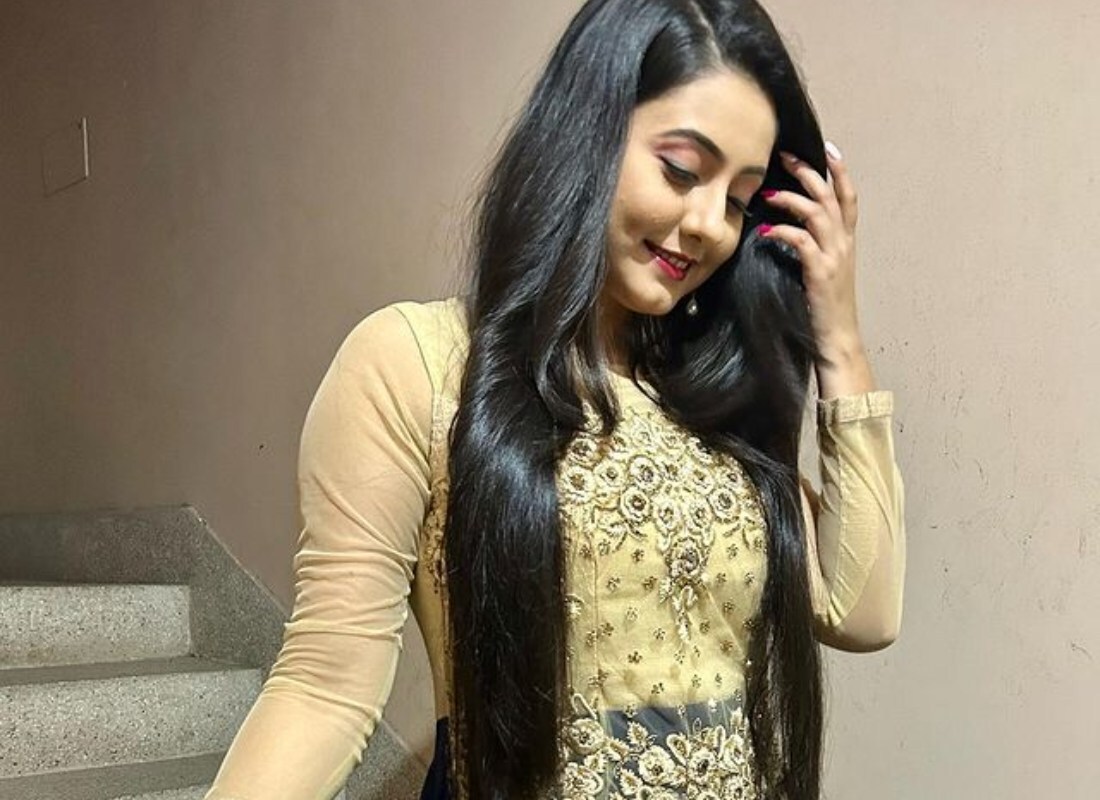 হলুদ শাড়ি পরে সুন্দরী হয়ে উঠেছেন শ্রাবণী, মিষ্টি হাসি দিয়ে ...