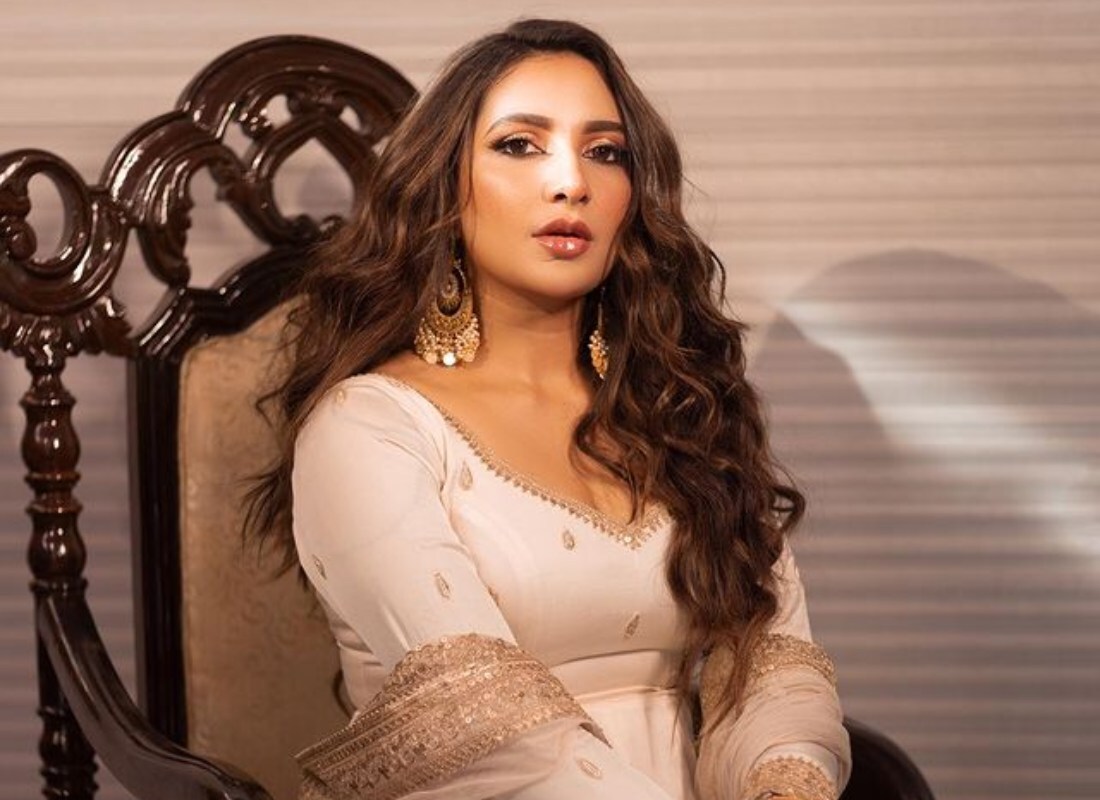 চুড়িদারে মোহময়ী শুভশ্রী, কাজল কালো চোখ দেখে স্তম্ভিত নেটবাসী ...