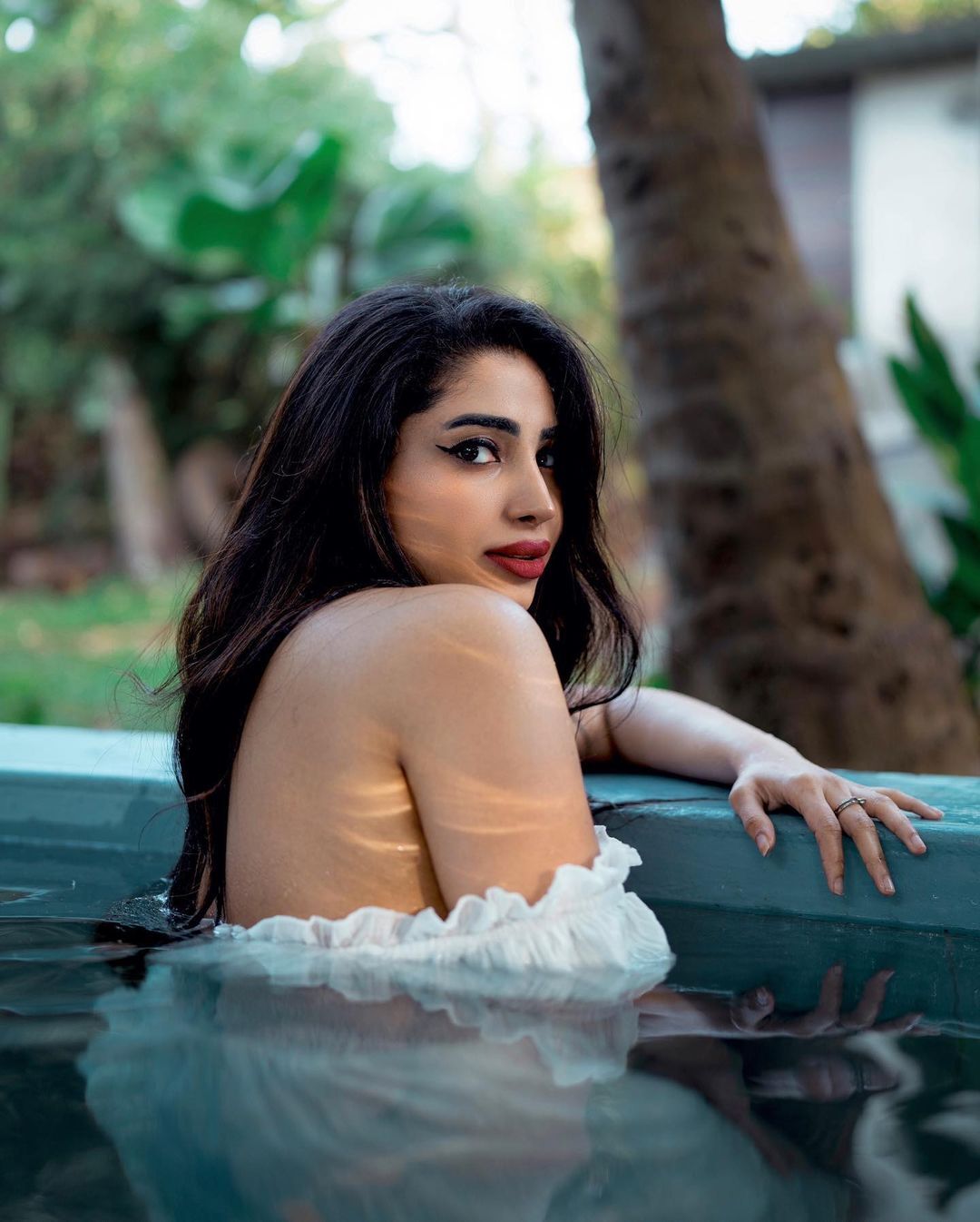 Actress Ameya Mathew's New Stunning Swimming Pool Looks From Varkala Goes Viral On Instagram ...