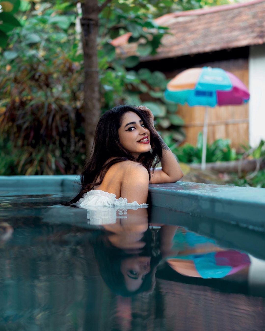 Actress Ameya Mathew's New Stunning Swimming Pool Looks From Varkala Goes Viral On Instagram ...