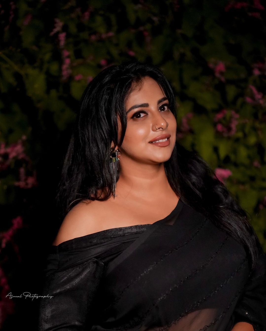 Actress Anna Rajan's Glamorous Makeover in Black Saree Made Wow Among ...