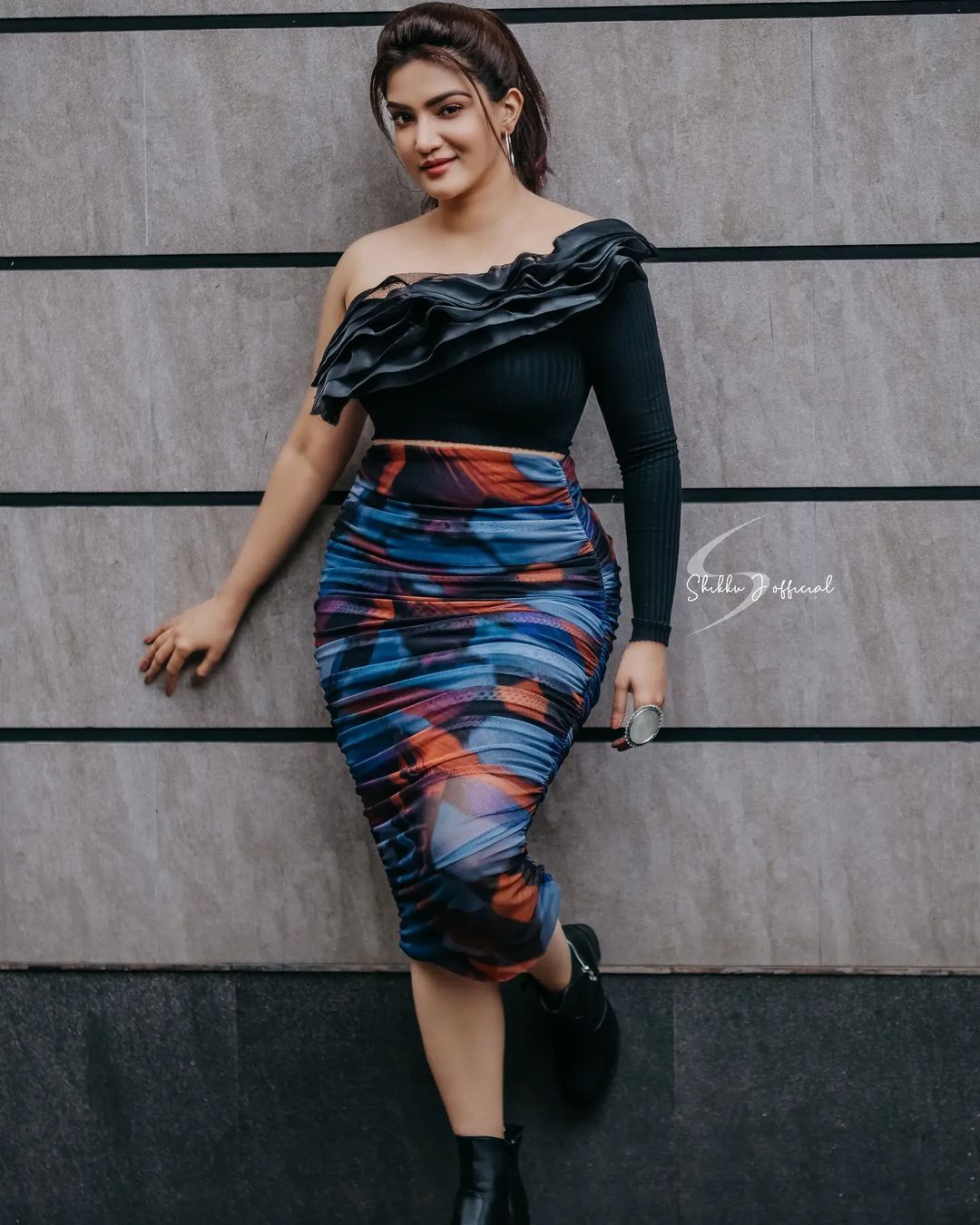 Actress Honey Rose New Bold And Stylish Look In Modern Outfit Trending ...