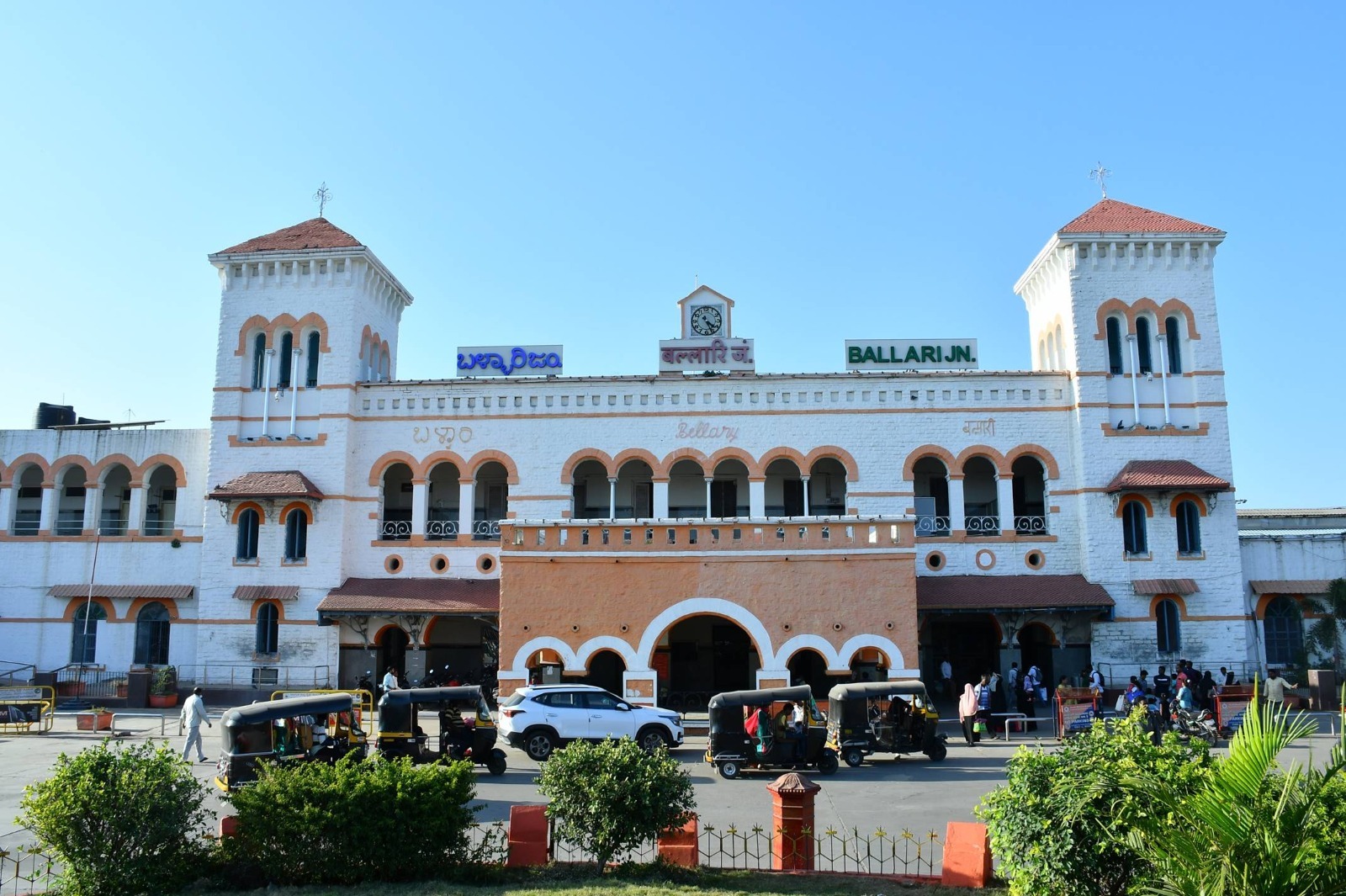 ಬದಲಾಗಿವೆ ಅರಸೀಕೆರೆ, ಬಳ್ಳಾರಿ, ಗದಗದ ರೈಲು ನಿಲ್ದಾಣಗಳು: ಪ್ಲಾಟ್‌ಪಾರ್ಮ್‌, ಬಣ್ಣ, ಕೌಂಟರ್‌ ಎಲ್ಲವೂ ನವನವೀನ ...