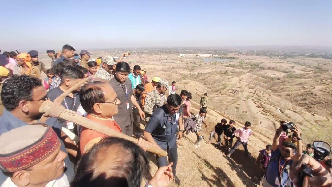 झाबुआ में गैंती लेकर हलमा उत्सव में शामिल होने पहुंचे CM शिवराज | CM ...