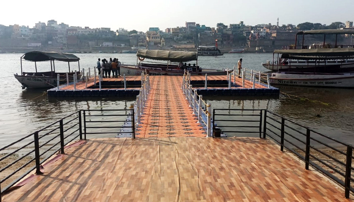PHOTOS: वाराणसी में गंगा किनारे बना Floating Bath Kund, तैरना नहीं आता ...