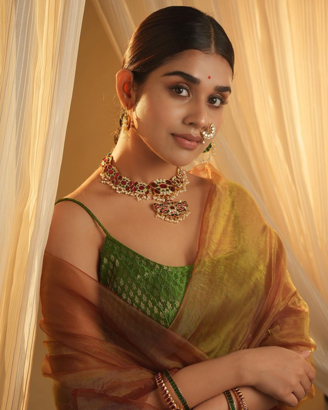 photos : வெண்மேகம் பெண்ணாக உருவானதே.. நடிகை மீனாட்சி கோவிந்தராஜனின் ...