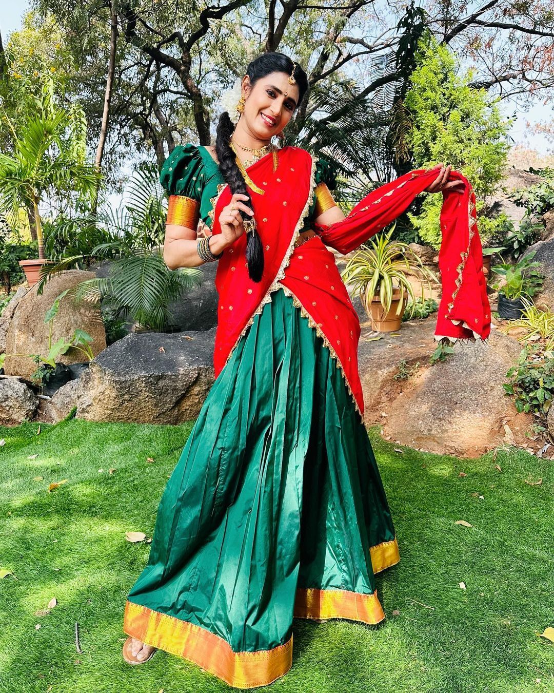 PHOTOS : சின்ன பொண்ணு நான்.. செந்தூரப்பூ நான்..! தாவணியில் ஜொலிக்கும் ...