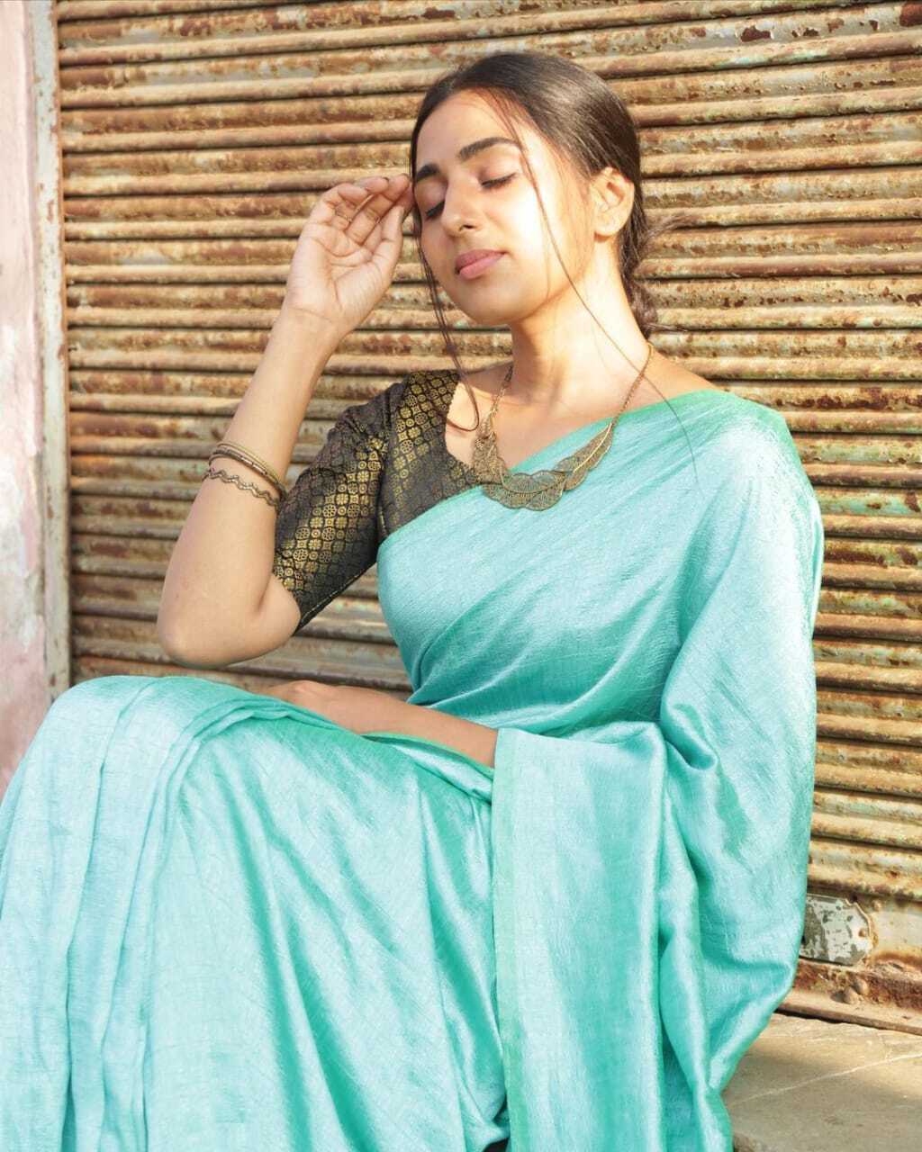 photos : சாக்லேட் சிலையாக ரசிகர்களை உறைய வைத்த தரணி சுரேஷ்குமார் ...