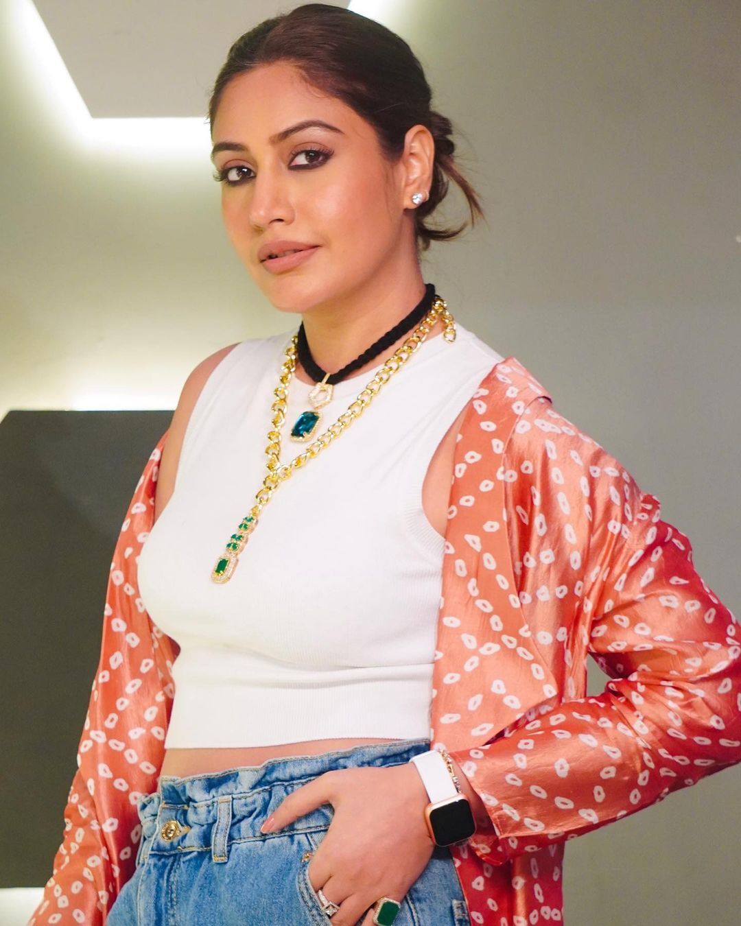 सुरभि चंदना ने व्हाइट टॉप और ब्लू पैंट में दिए दिलकश पोज, Photos देख ...