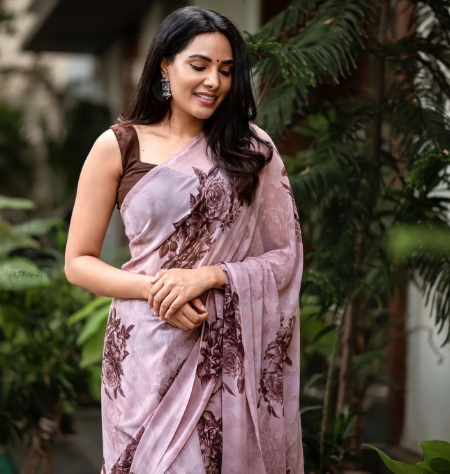 photos : வெட்கத்தில் முகம் சிவந்தபடி போஸ் கொடுத்த அர்ஷிதா.. கலக்கலான ...