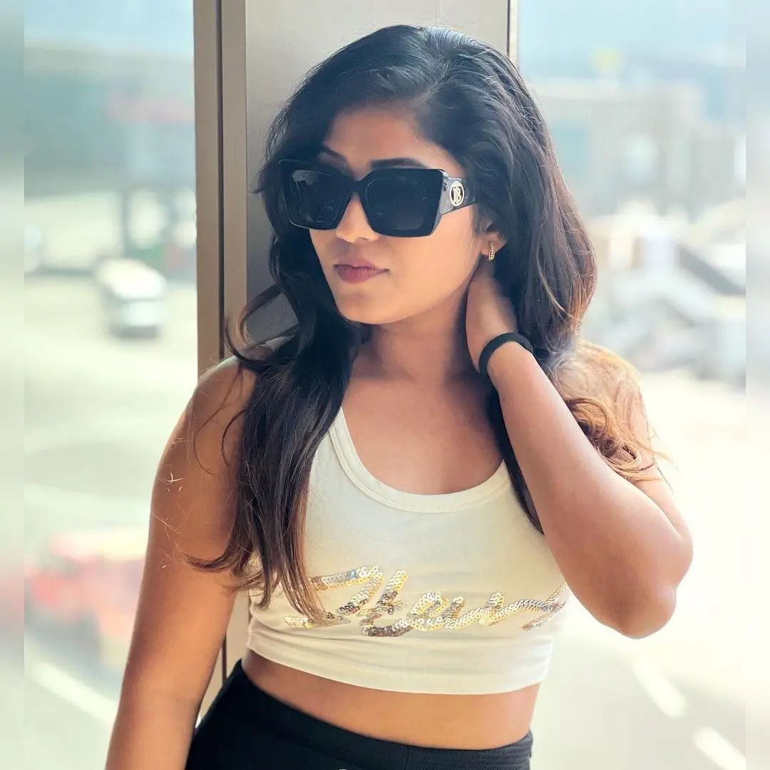 Photos கருப்பு கலர் புடவையில் சொக்கவைக்கும் அழகு நடிகை கிரஸ்டென் ரவாலியின் ஸ்டன்னிங் பிக்ஸ்