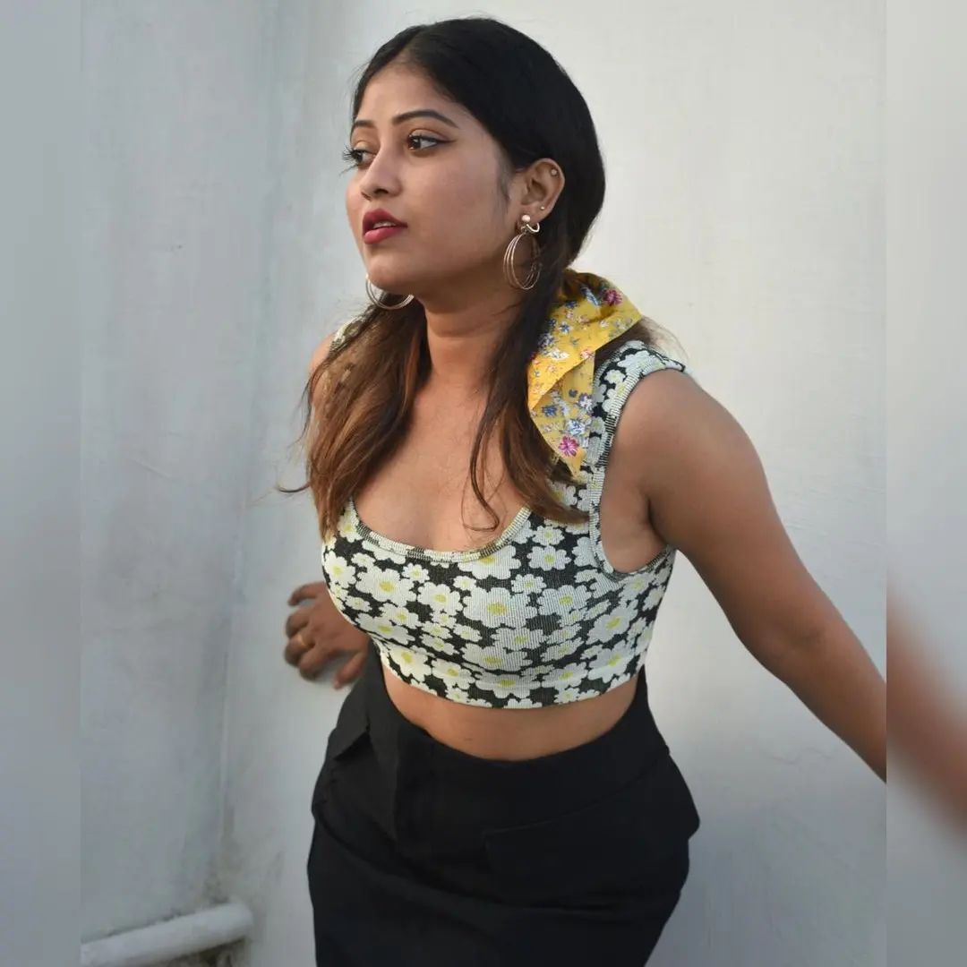 photos : கருப்பு கலர் புடவையில் சொக்கவைக்கும் அழகு.. நடிகை கிரஸ்டென் ...