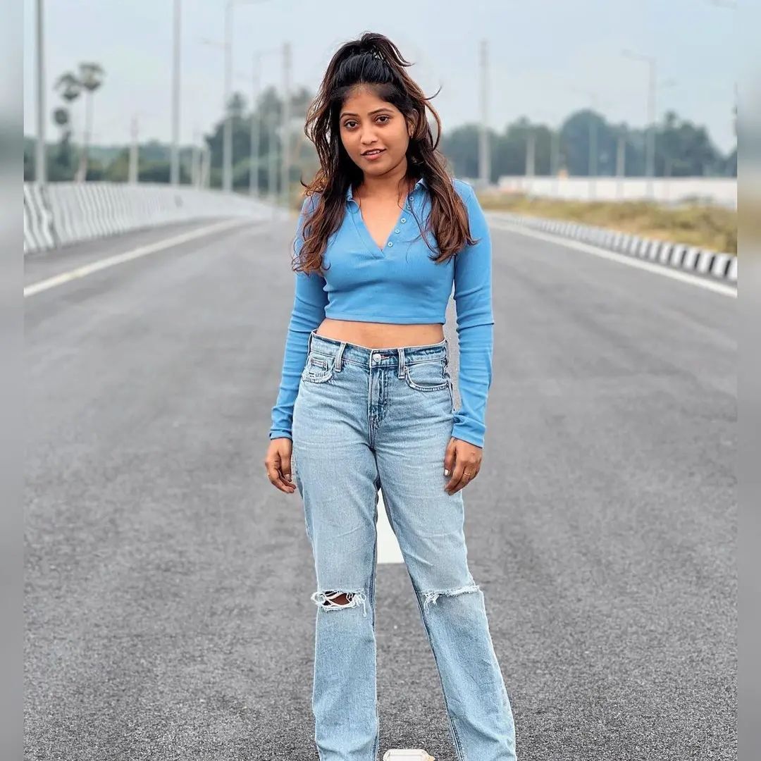 photos : கருப்பு கலர் புடவையில் சொக்கவைக்கும் அழகு.. நடிகை கிரஸ்டென் ...