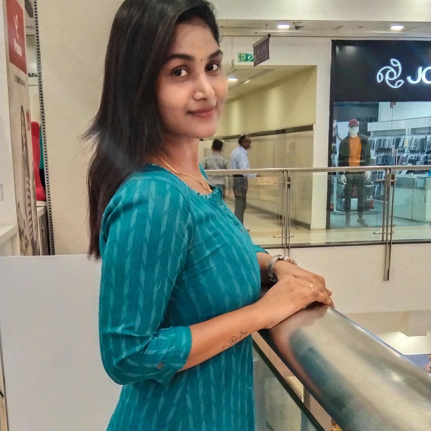 PHOTOS : ரோஜாவை தாலாட்டும் தென்றல்.. விஜய் டிவி ரோஜா ஸ்ரீயின் கலக்கல் ...