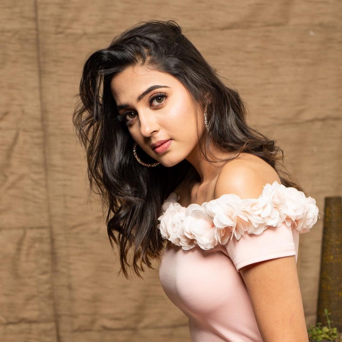 photos : குட்டி உடையில் டக்கர் போஸ்.. நடிகை விதுல செளகுலேயின் ரீசண்ட் ...