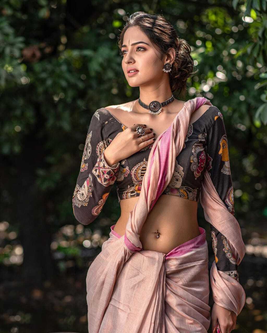 photos : குட்டி உடையில் டக்கர் போஸ்.. நடிகை விதுல செளகுலேயின் ரீசண்ட் க்ளிக்ஸ் இதோ! | actress ...