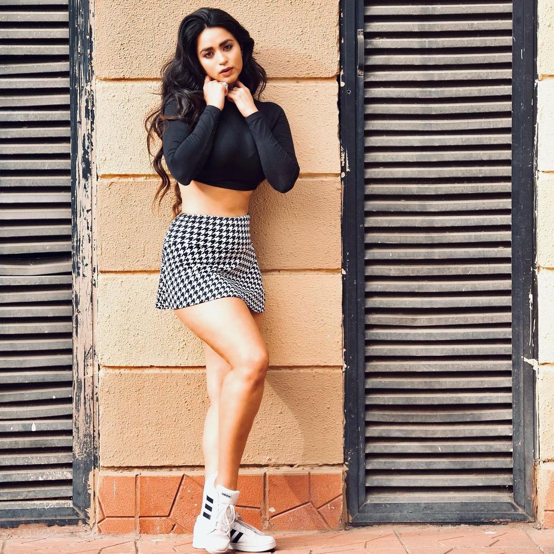 photos : டைட் டாப்பில் தெறிக்கவிடும் அழகில் சௌந்தர்யா சர்மா.. கலக்கலான ...